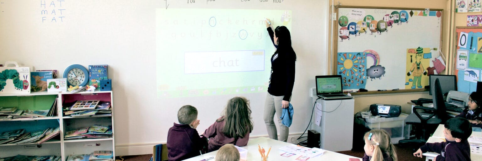 Benefits of Projectors in Education | Modern Class Solutions